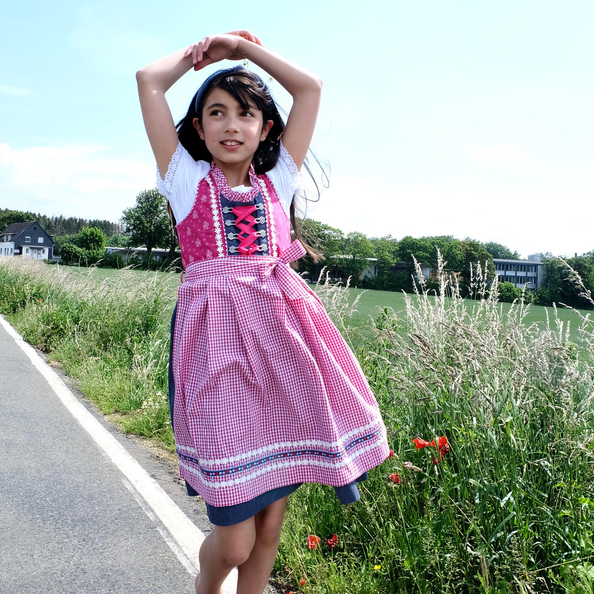 Kinderdirndl Mila – Jeans-Rock & Pink | 3-teiliges Trachtenset für ...